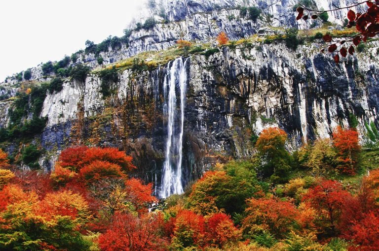 El Nacimiento del Río Asón - Disfruta en esta Impresionante Cascada.